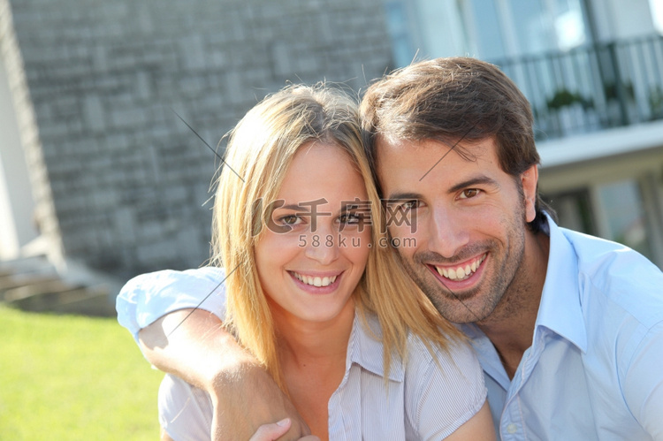 幸福的年轻业主画像高清摄影大图-千库网