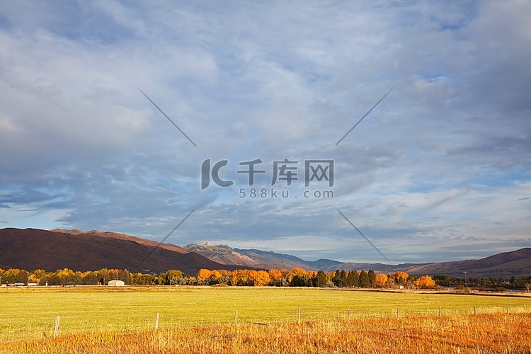 秋天的田野高清摄影大图-千库网