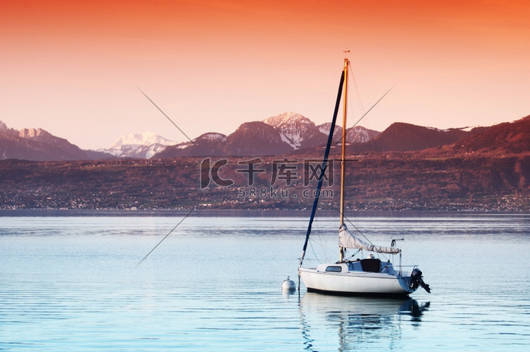 游艇在日内瓦湖景观在日出高清摄影大图-千库网