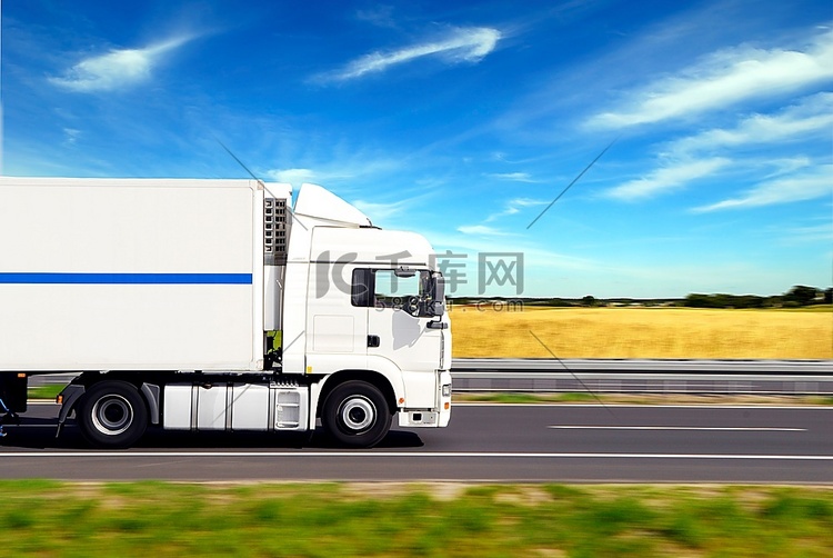 货物运输速度快的大型卡车高清摄影大图-千库网