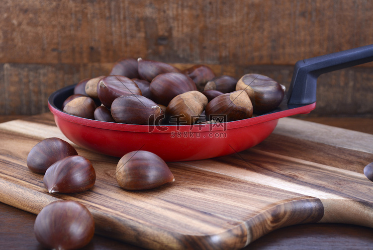 Chestnuts on Rustic Wood Table高清摄影大图-千库网