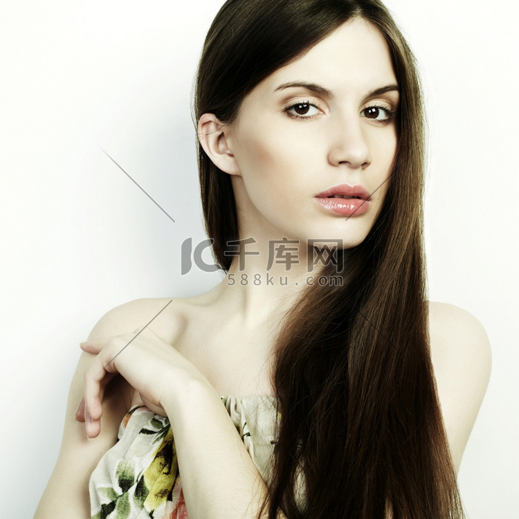 优雅美女的深色头发与明亮皮肤相得益彰的时尚肖像高清摄影大图 千库网