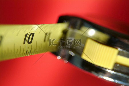 卷尺上10英寸标记的特写。高清摄影大图-千库网