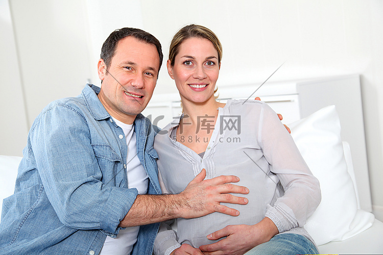 未来快乐夫妇怀孕幸福家庭微笑高清摄影大图-千库网