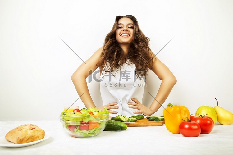 厨房里的年轻美女烹饪时装T台高清摄影大图-千库网