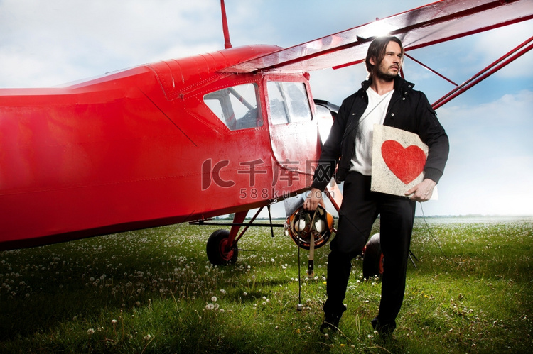 开飞机的男人。高清摄影大图-千库网