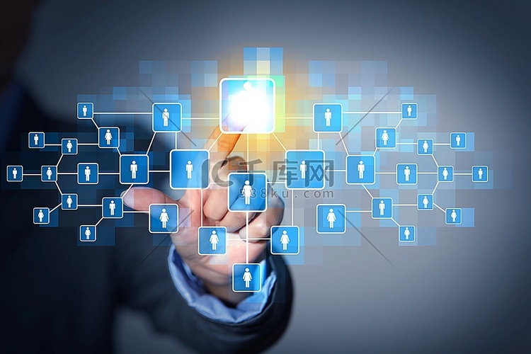 男性触动社交网络虚拟图标的形象高清摄影大图-千库网