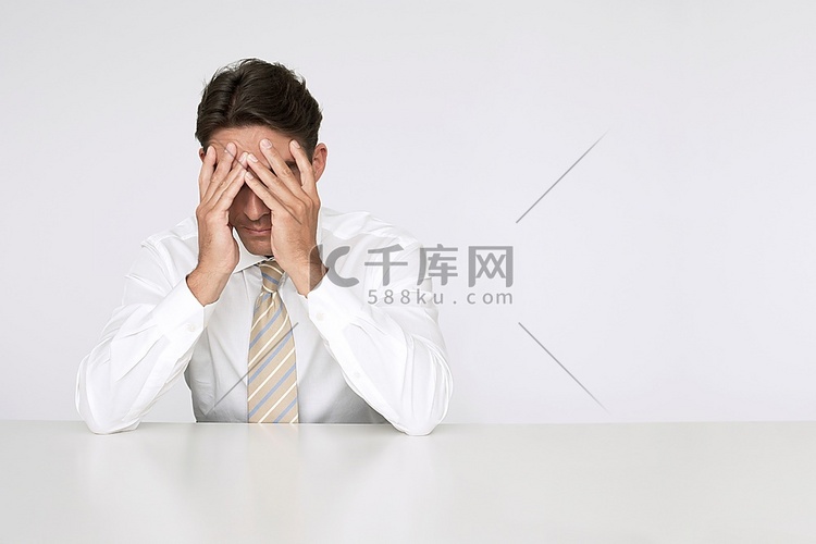 压力过大的商人高清摄影大图-千库网