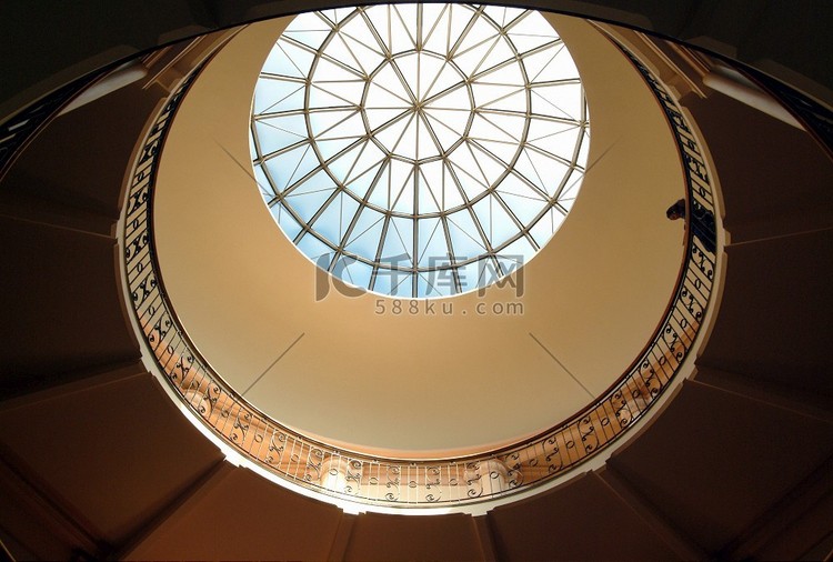 加拿大渥太华Tabaret Hall圆顶天花板的低角视角。高清摄影大图-千库网
