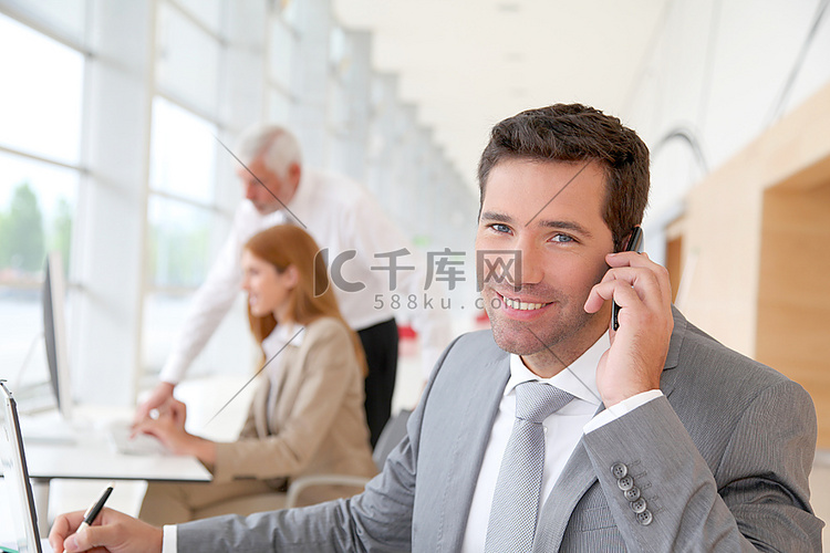 商人打电话BreaBennett特写高清摄影大图-千库网