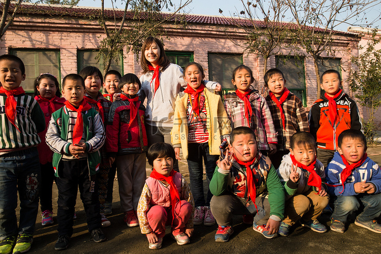 乡村教师和小学生在学校里高清摄影大图-千库网