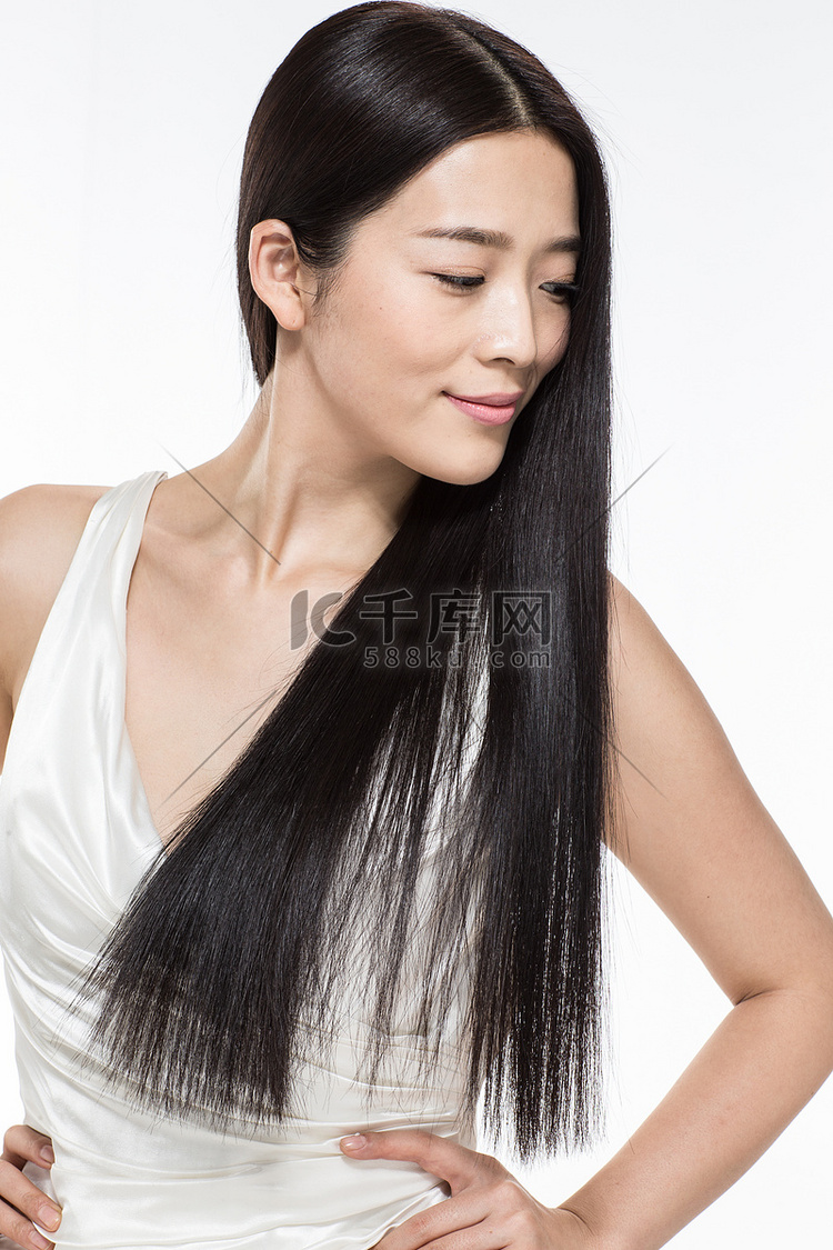 有着柔顺的长发的美女高清摄影大图-千库网