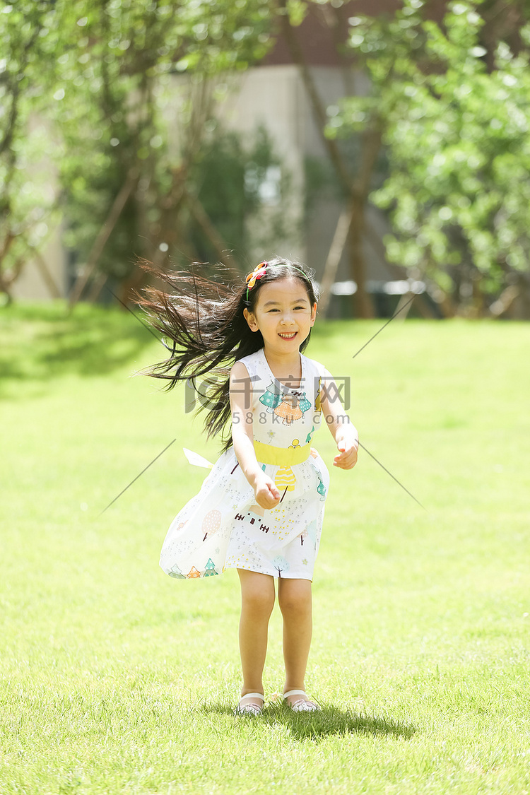 小女孩在户外玩耍高清摄影大图-千库网