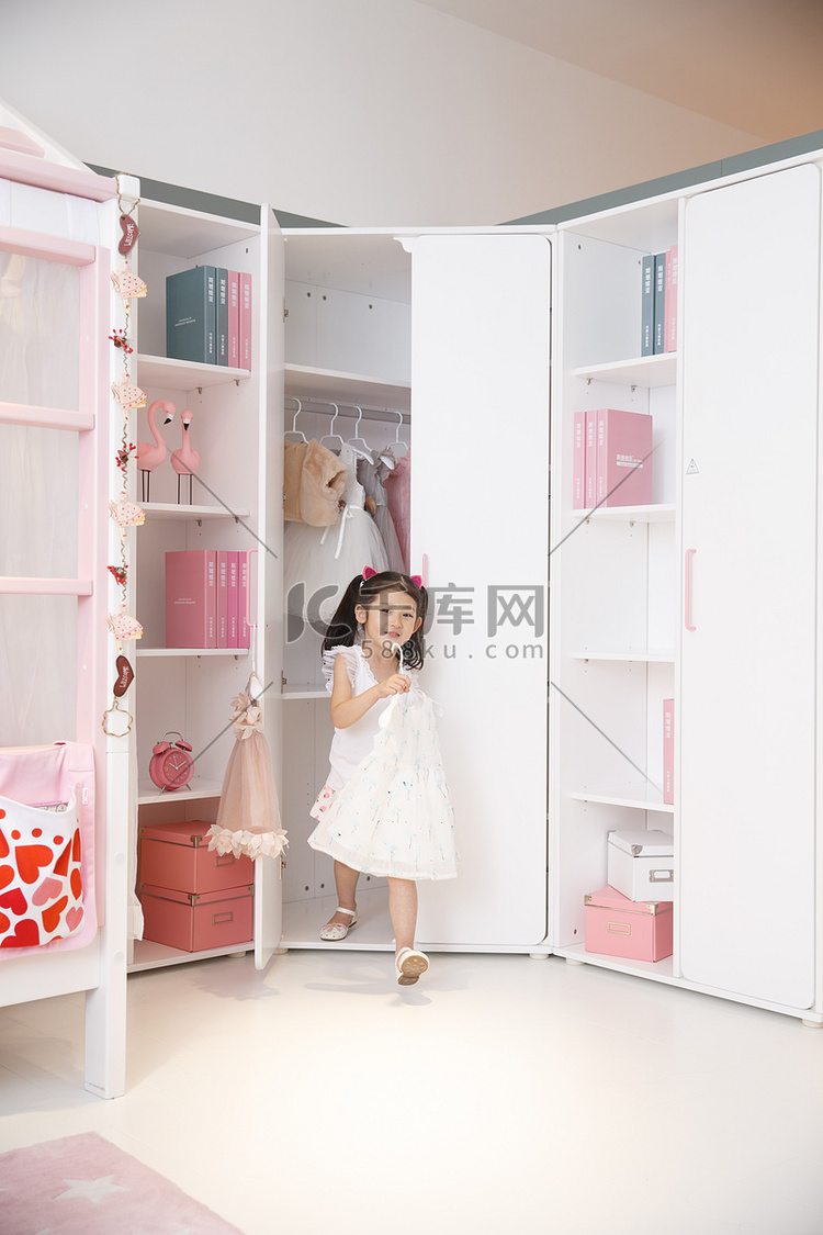 小女孩在卧室高清摄影大图-千库网