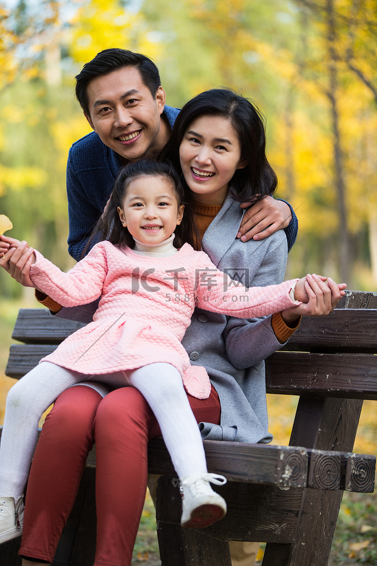 幸福家庭在户外玩耍高清摄影大图-千库网