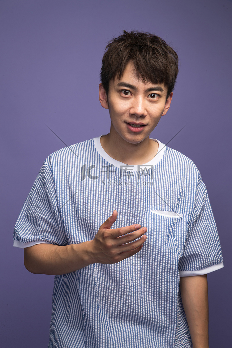 帅气的青年男人高清摄影大图-千库网