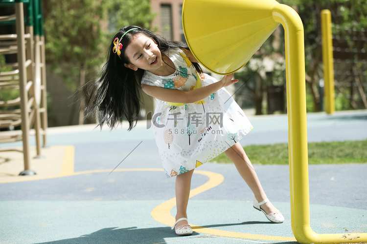 小女孩在户外玩耍高清摄影大图-千库网