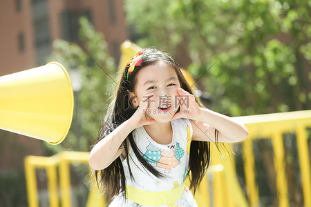 小女孩在户外玩耍高清摄影大图-千库网