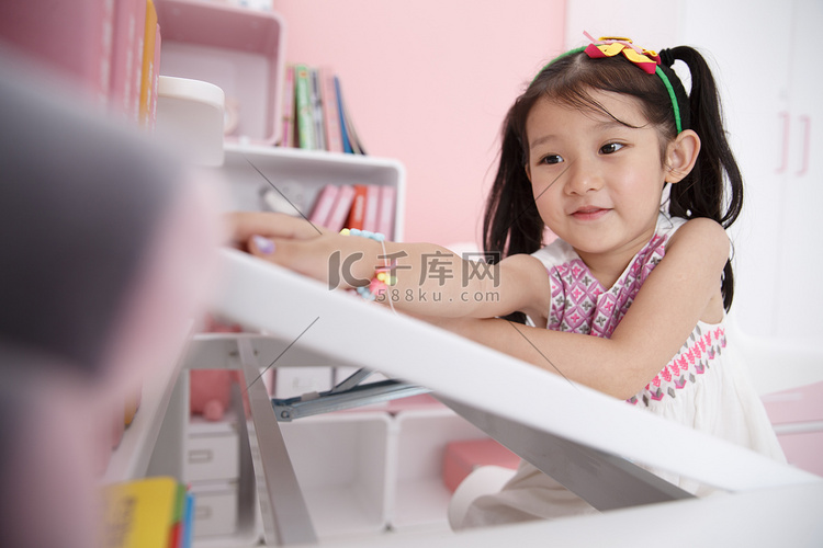 小女孩在卧室高清摄影大图-千库网