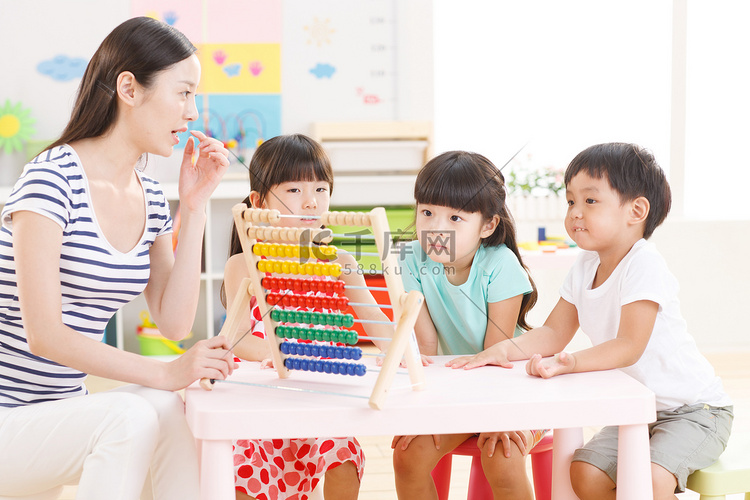 老师和儿童在幼儿园里高清摄影大图 千库网