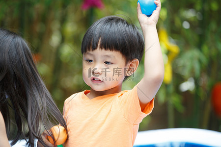 可爱的儿童在户外玩耍高清摄影大图-千库网