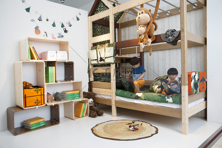 两个小男孩在卧室玩耍高清摄影大图-千库网