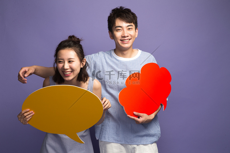 时尚青年男女拿着对话框高清摄影大图-千库网