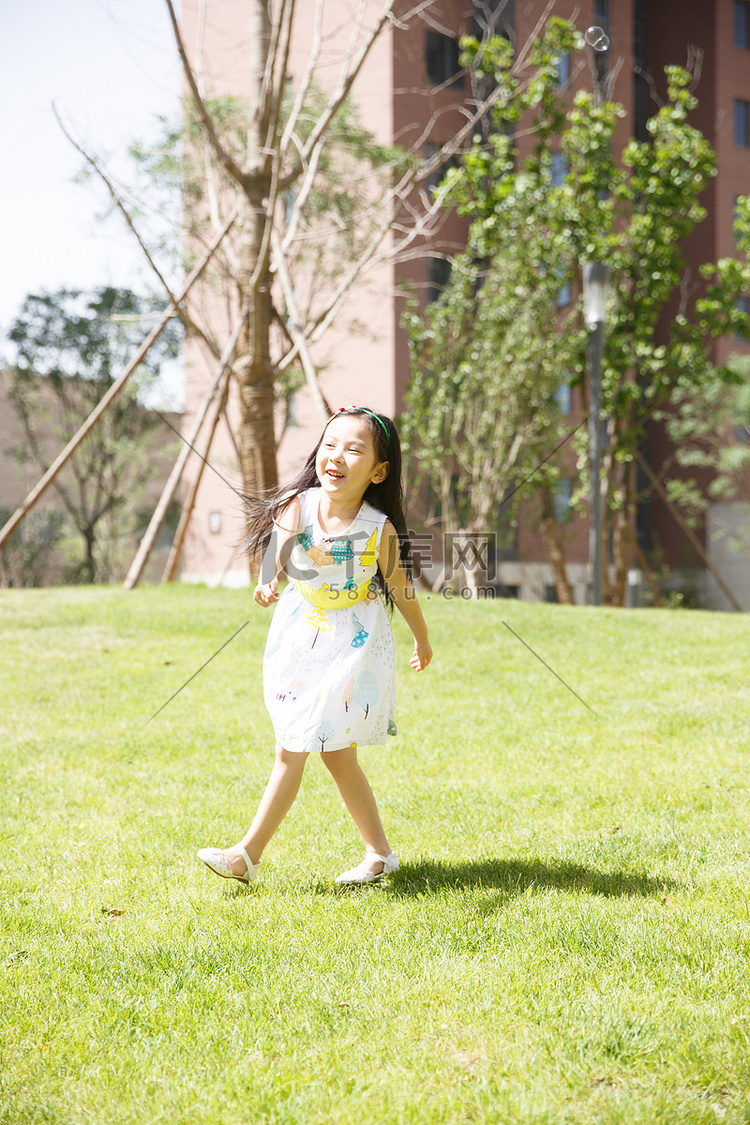 小女孩在户外玩耍高清摄影大图-千库网