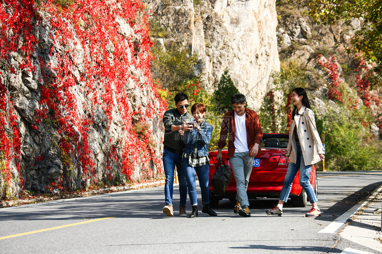 青年男女自驾游高清摄影大图-千库网