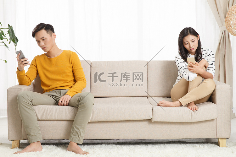 青年情侣看手机高清摄影大图-千库网