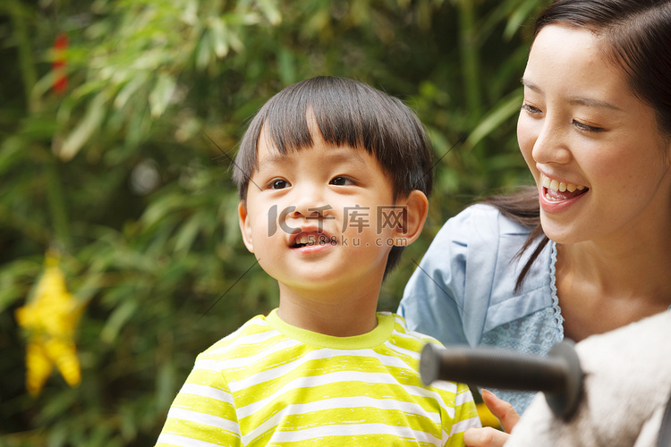 幼儿园里老师和男孩在户外高清摄影大图-千库网