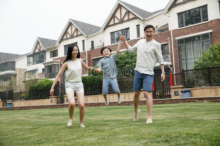 幸福家庭在草地上玩耍高清摄影大图-千库网