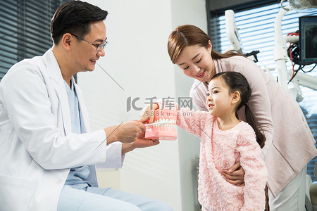 母亲带着女儿看牙医高清摄影大图-千库网