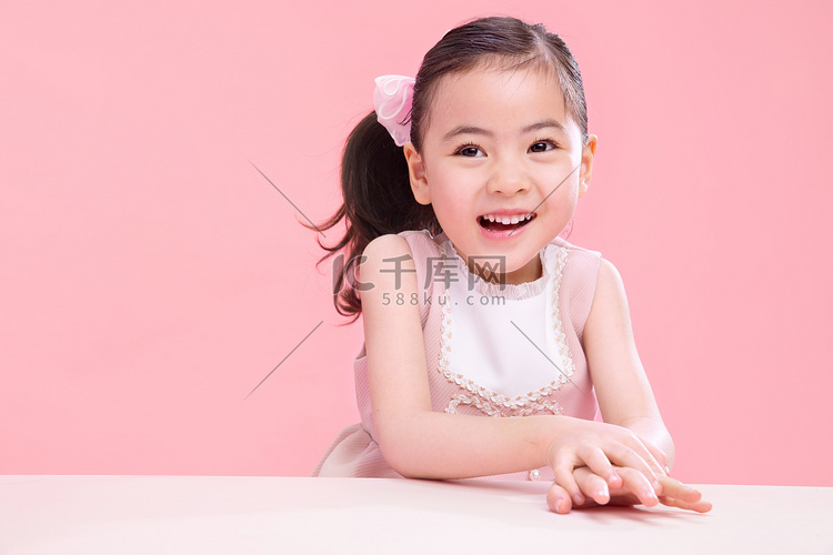 可爱的小女孩高清摄影大图-千库网