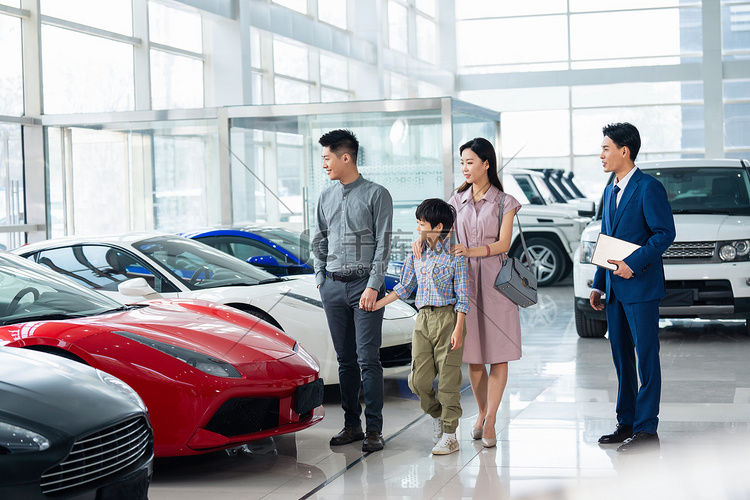 汽车销售人员为三口之家介绍高清摄影大图-千库网