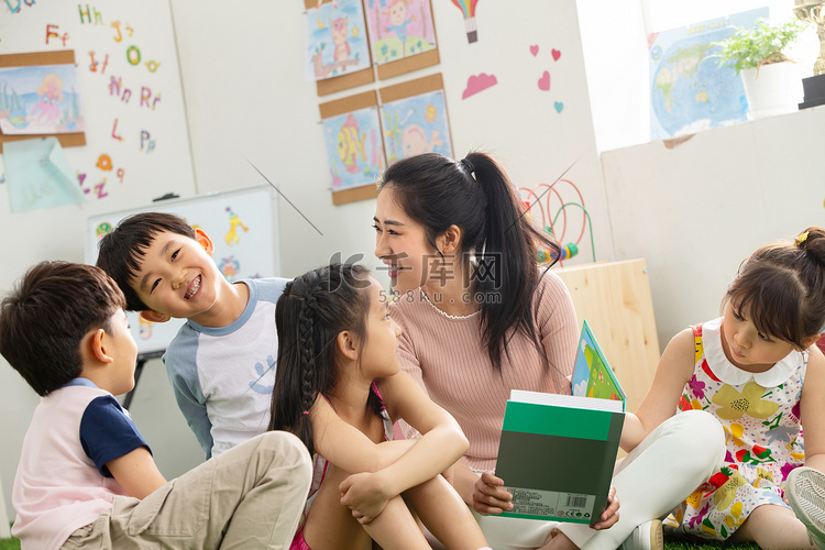 幼儿园老师给小朋友们讲故事高清摄影大图 千库网