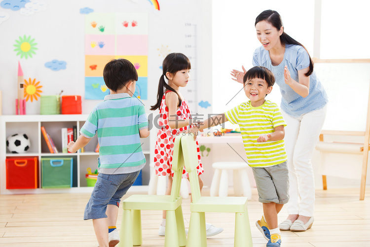 幼儿园里师生在做游戏高清摄影大图-千库网