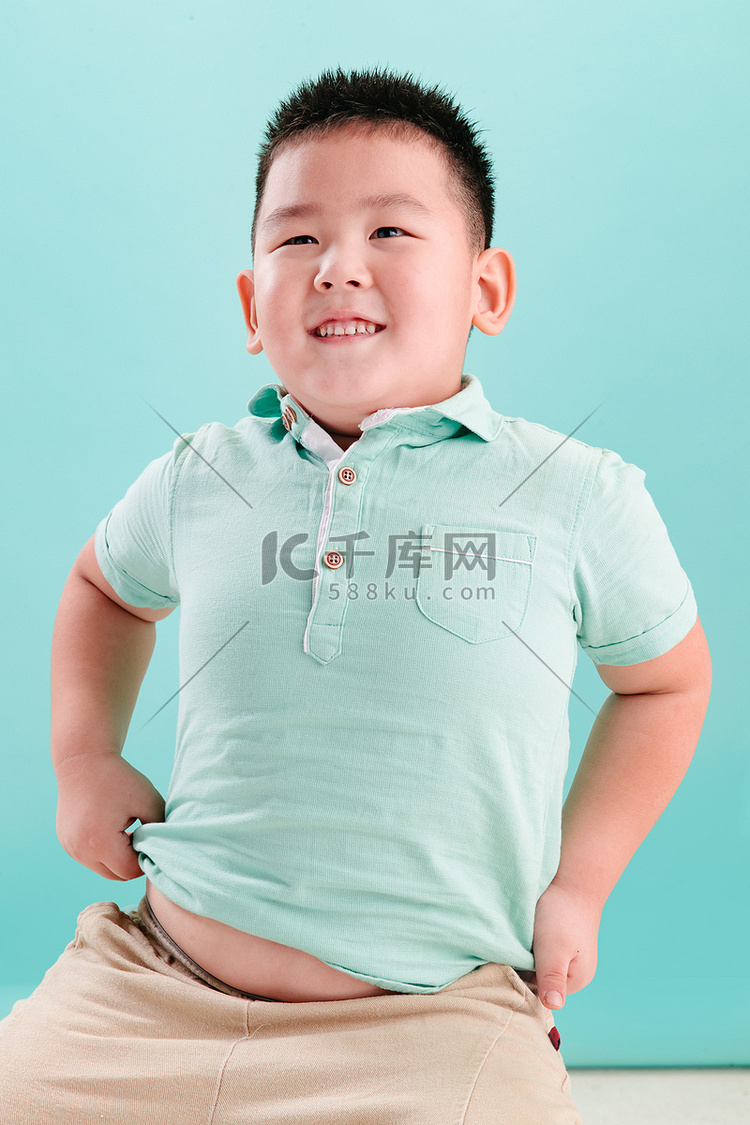 小男孩的可爱表情高清摄影大图-千库网