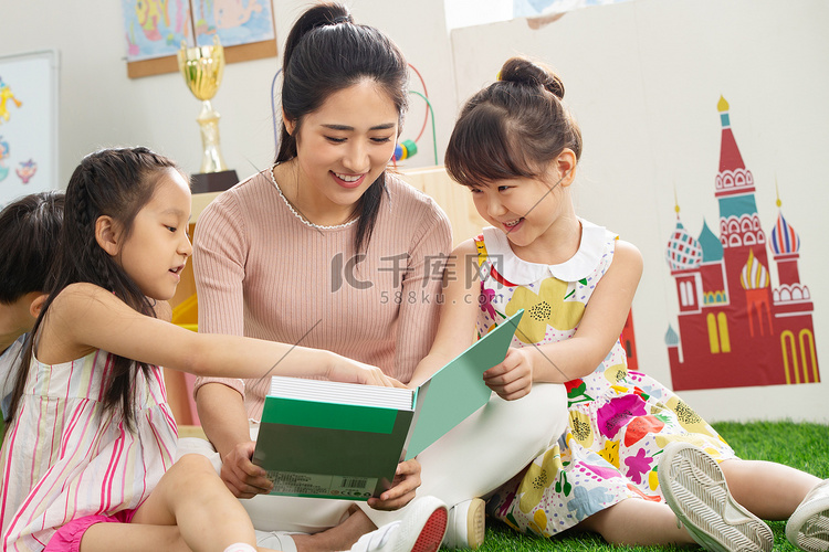 幼儿园老师给小朋友们讲故事高清摄影大图 千库网