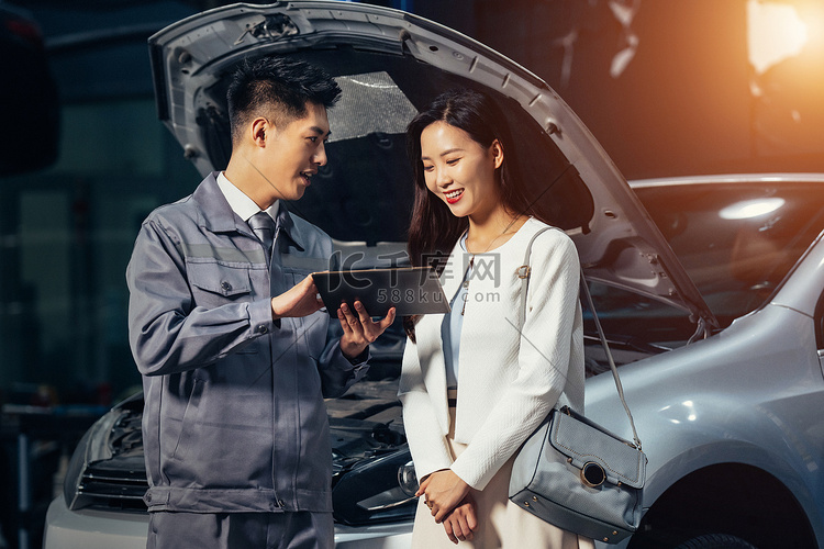 汽车维修保养人员和顾客沟通高清摄影大图-千库网
