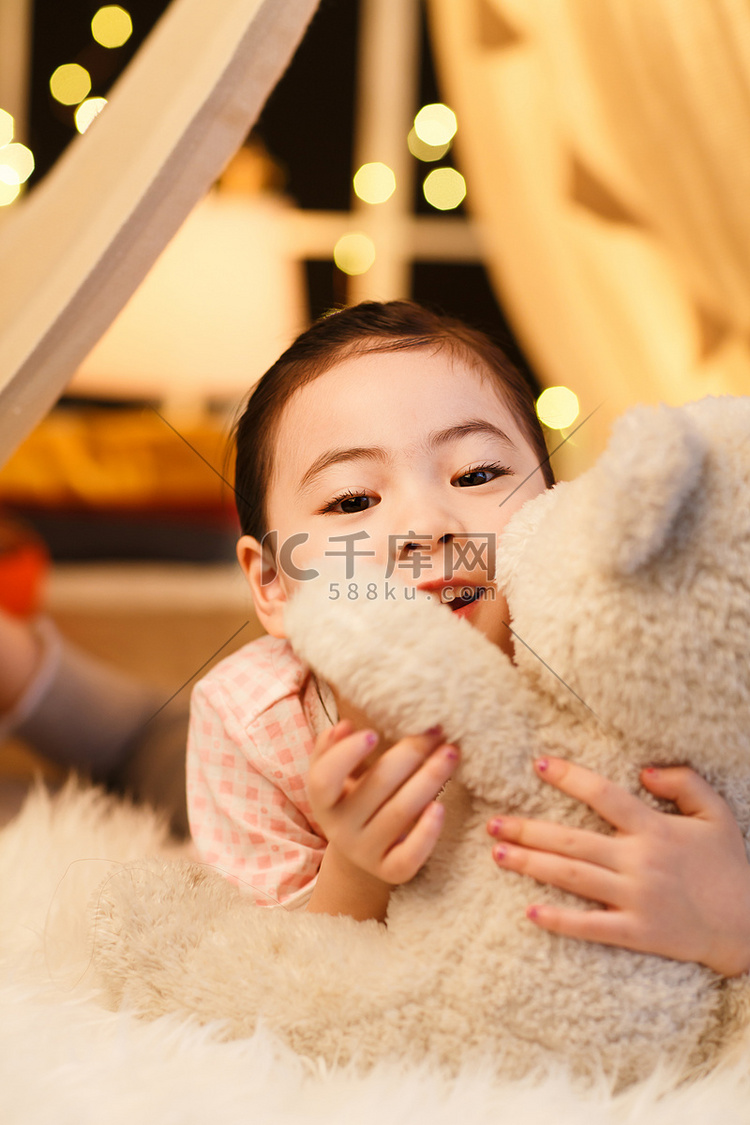 可爱的小女孩高清摄影大图-千库网