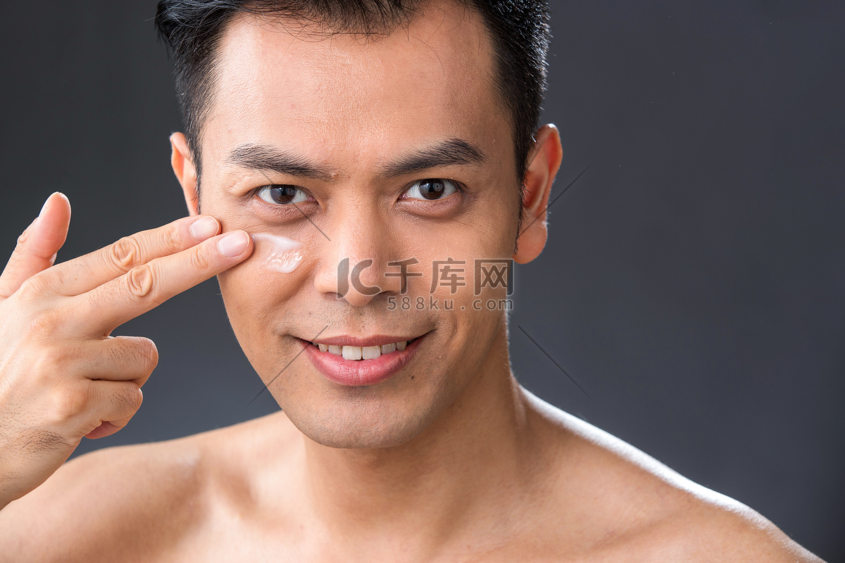 中年男人涂抹面霜高清摄影大图 千库网