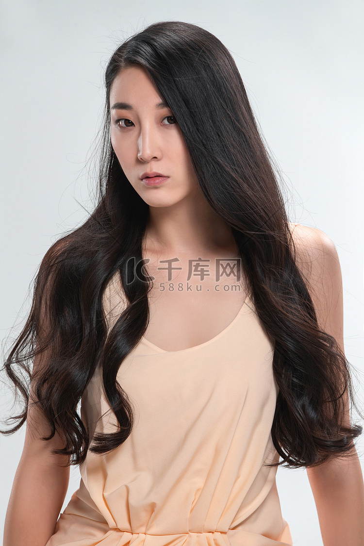 灰色背景的青年美女肖像高清摄影大图-千库网