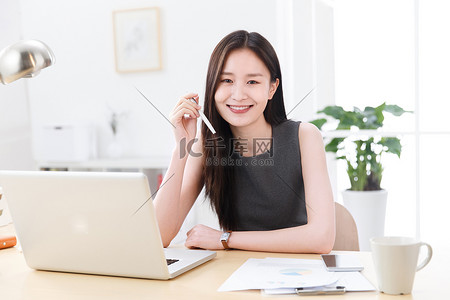 商务女人在办公室高清摄影大图-千库网