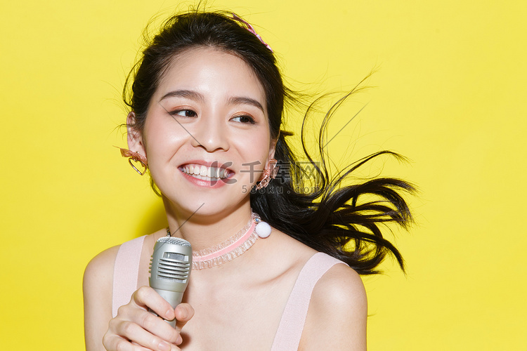 年轻女人唱歌高清摄影大图-千库网