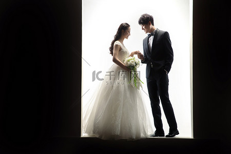 浪漫的新郎和新娘高清摄影大图-千库网