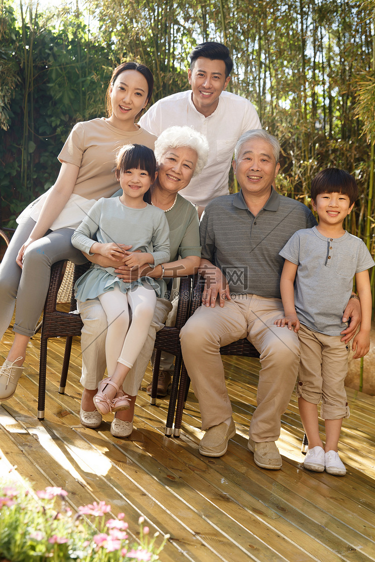 快乐家庭在户外玩耍高清摄影大图-千库网