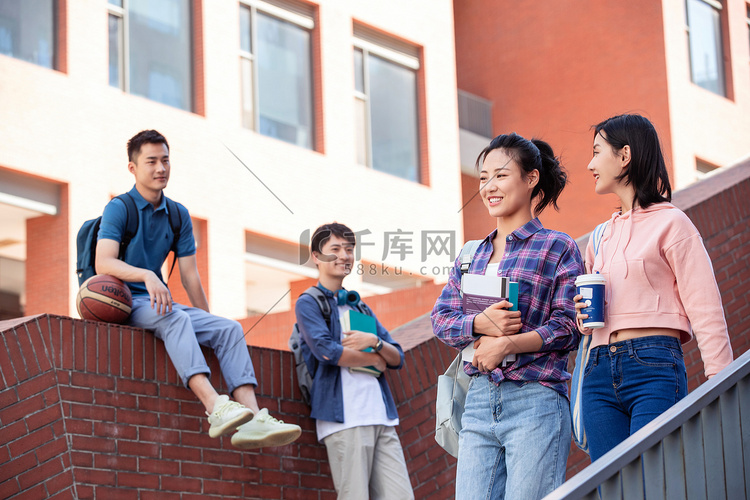 刚下课的大学生在校园里高清摄影大图 千库网