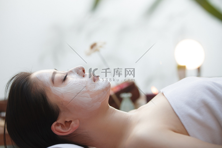 年轻女人在做SPA高清摄影大图-千库网