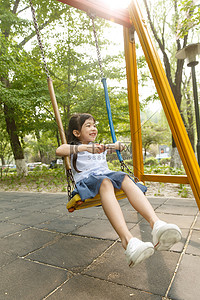 小女孩荡秋千高清摄影大图-千库网